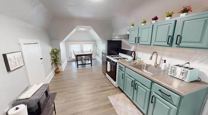 Travel Professional’s Home Near Newark— Park & Pet - Newark, NJ