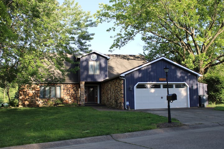 Executive 5 Br Lakeside Home - Evansville, IN
