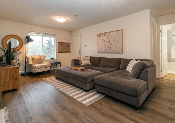 Cozy Renovated Oasis W Private Terrace & Parking - Victoria, Canadà