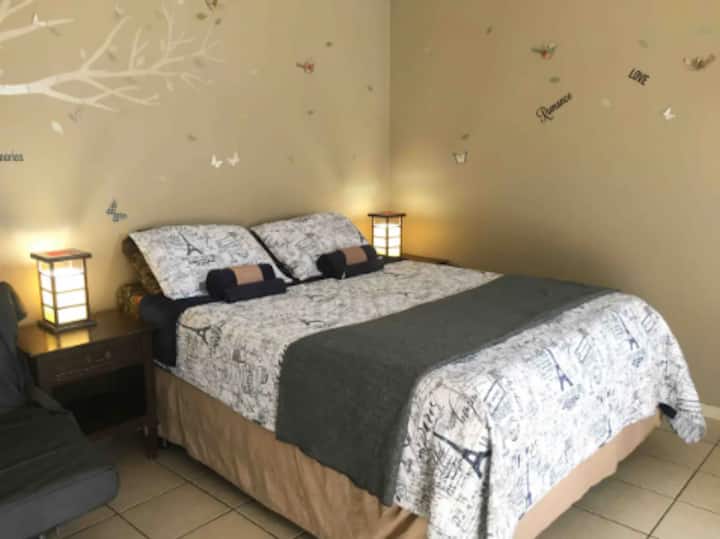 >Whittier Studio W/queen Bed & Kitchen - Whittier, CA