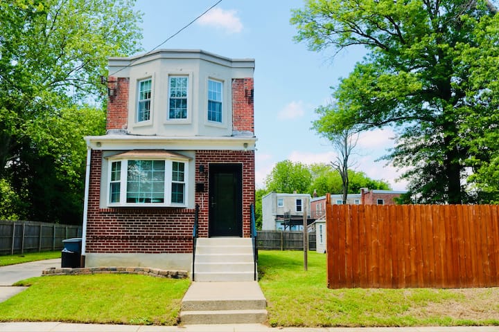 Large Home Near Stadiums | Free Parking For 4 Cars - Philadelphia, PA