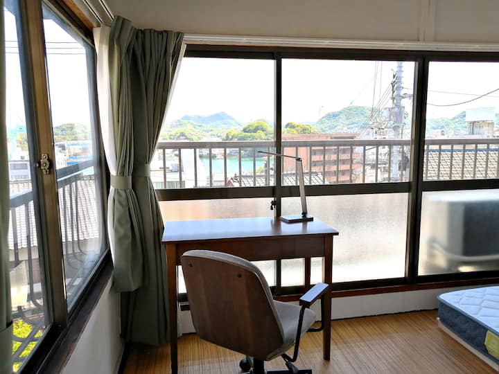 駅徒歩4分 飲食店併設、瀬戸内海と尾道の街並みを見渡す高台の家【最大5名】 - 尾道市