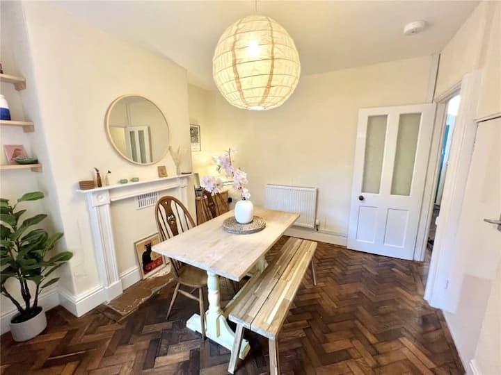 Queens Terrace Bedroom - Cardigan