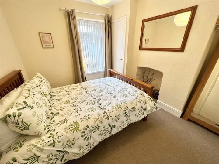 Queens Terrace Bedroom - Cardigan