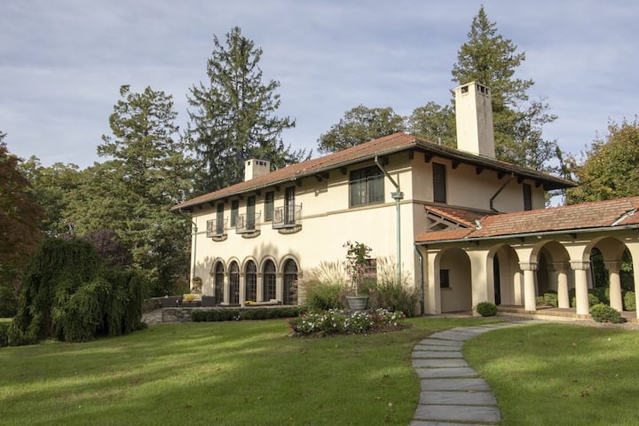 Rushmore Estate Bed & Breakfast - Bear Mountain, NY