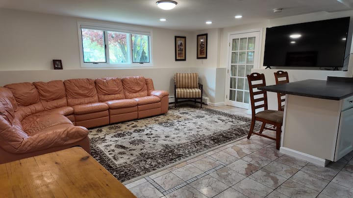 Bright, Peaceful 5-bedroom Apt - Burlington, MA