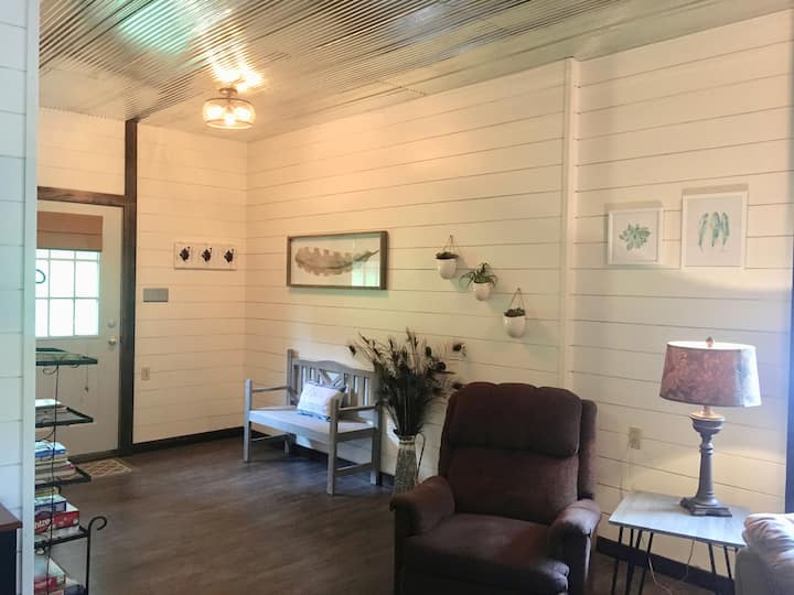Cabin On Hobby Farm. - Carbondale, IL