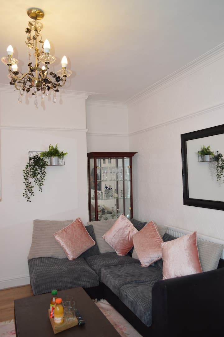 Cosy Two Bedroom Apartment - Cardiff