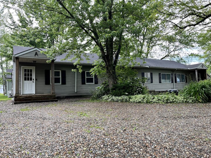 Lake Breeze Cottage A 1 King 2 Queen By The Strip! - Geneva-on-the-Lake, OH