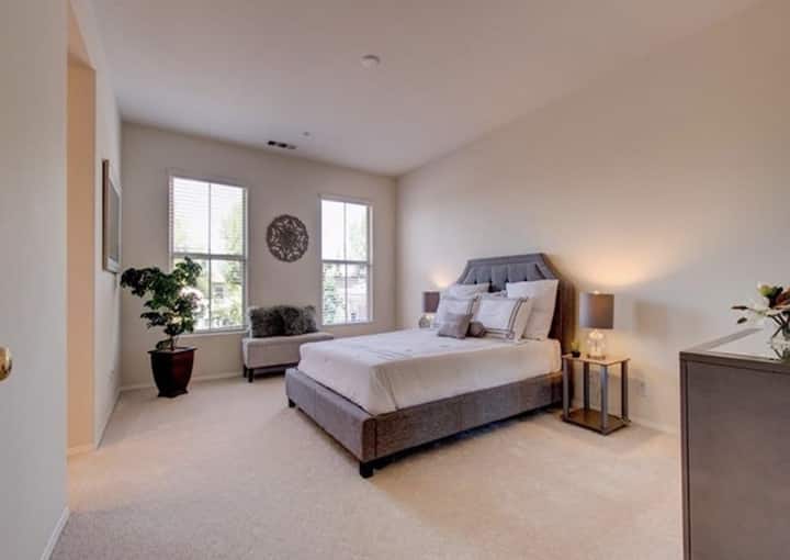 Masterroom With Private Bath And Walk-in Closet - Lake Forest, CA