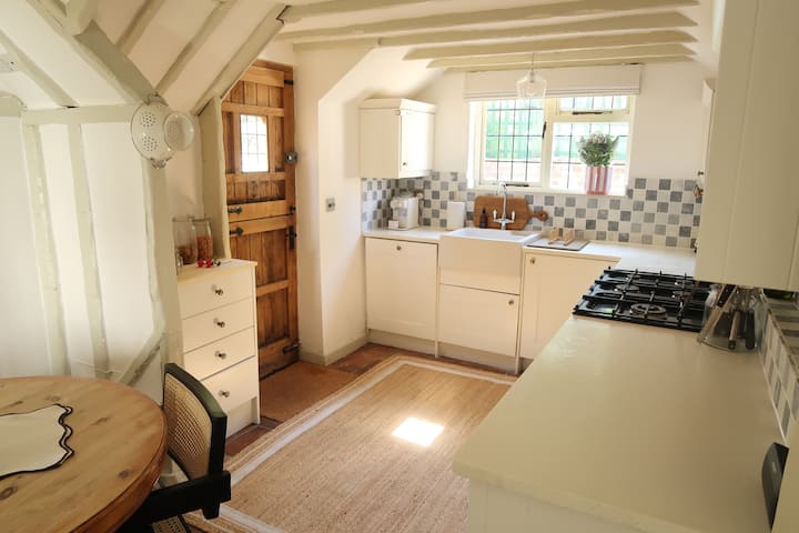 Idyllic Cottage In Guildford - Shere