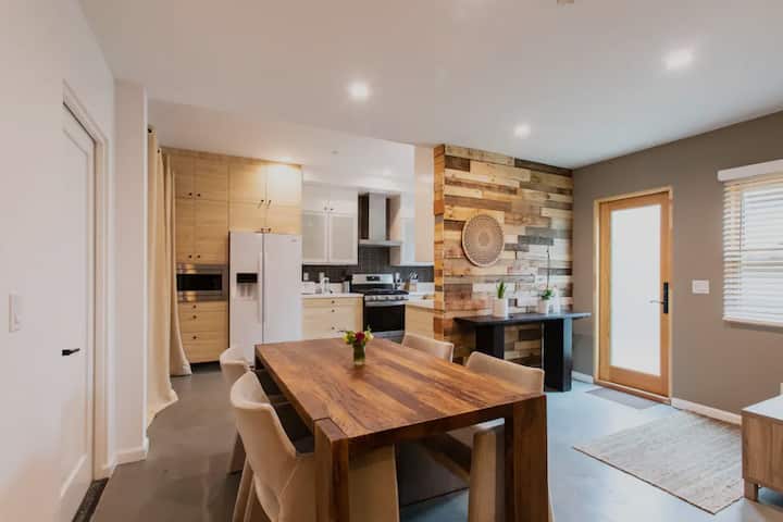 Spacious Executive Flat W/lounge & Workspace - Encinitas, CA