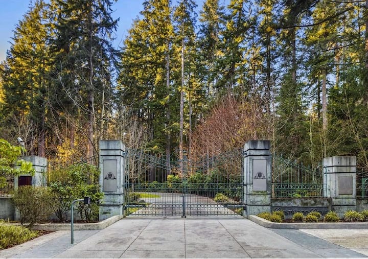 Cove Club Private Lodge
 25 Acres On Holmes Harbor - Freeland, WA