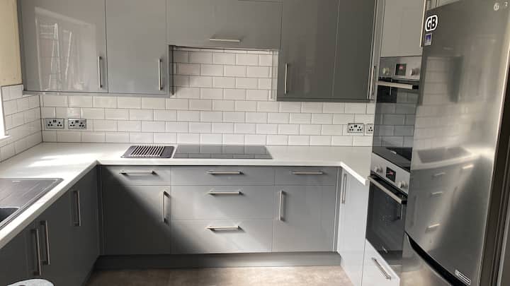 Entire 5 Bed House, 6 Car Spaces - Chelmsford