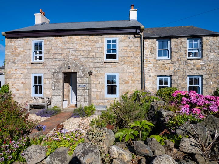 Corva Farmhouse, Sleeps 8, Pet Friendly - St Ives - Hayle