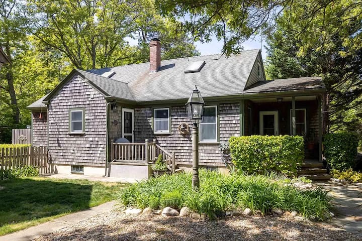 Charming Oak Bluffs Retreat. - Oak Bluffs, MA