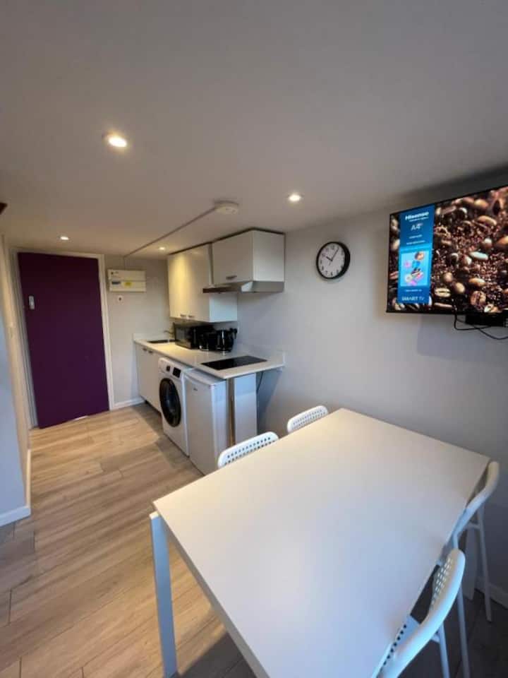 Stylish City Flat, 4 Guests, Wifi, By Station - London
