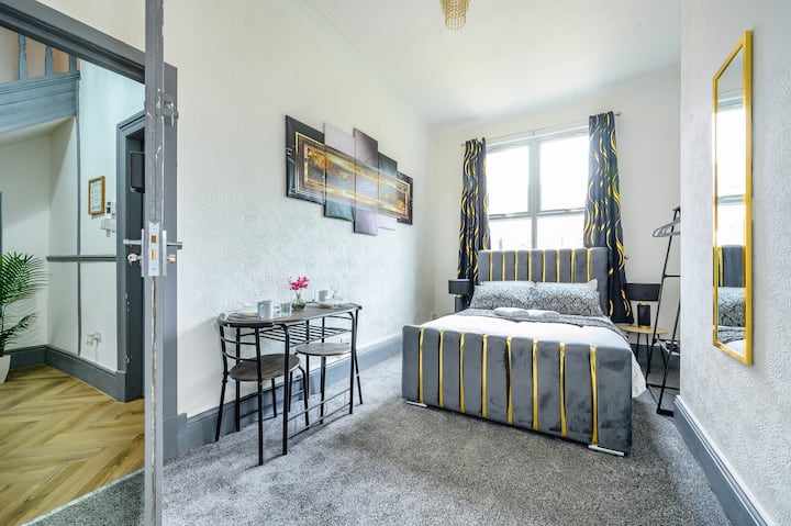 Cozy Double Room In Shared House - リーズ