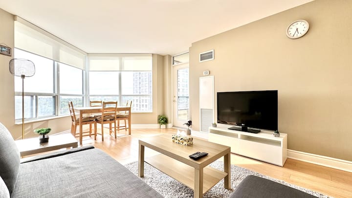 Prime North York Condo On Yonge St - トロント