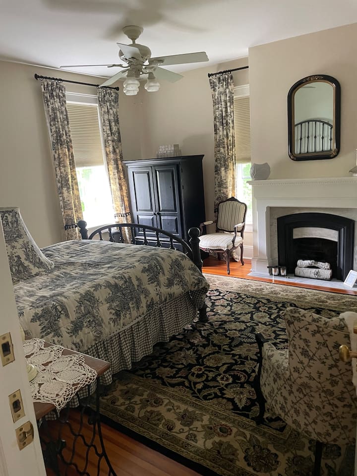 Bed And Breakfast, Clement Room - Canandaigua, NY