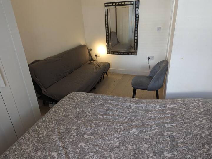Superb Double Room & Sofa Bed - Brentford