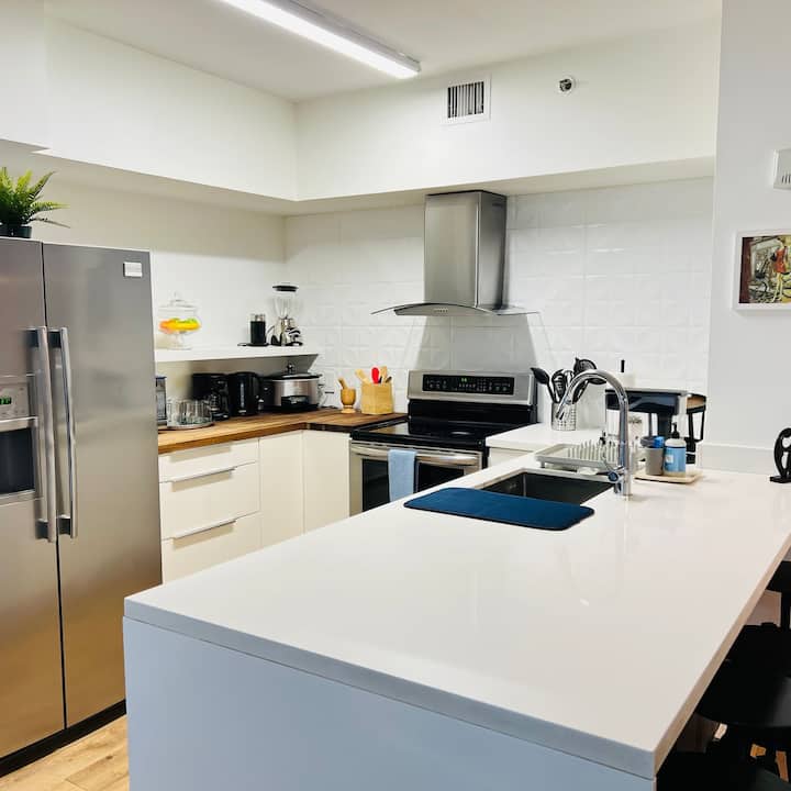 Cozy And Quiet 2 Br In The Yacht - Aventura, FL