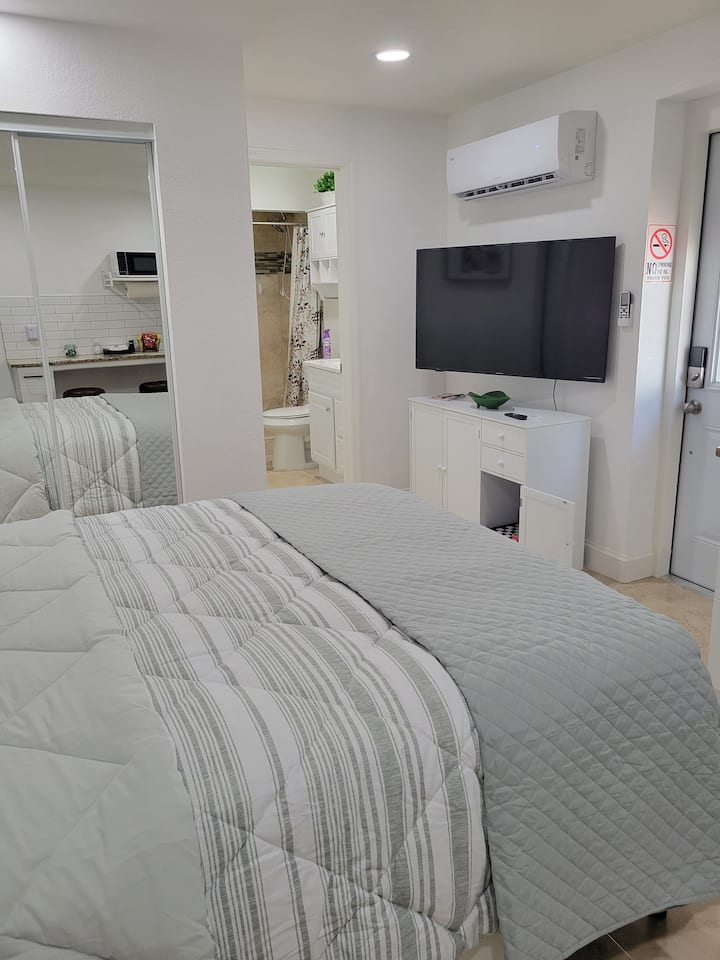 Centrally-located, Modern And Independent Studio - Tampa