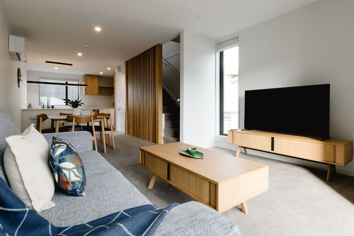 Luxe 3br Townhouse | 2bath + Private Garage In Cbd - Northland