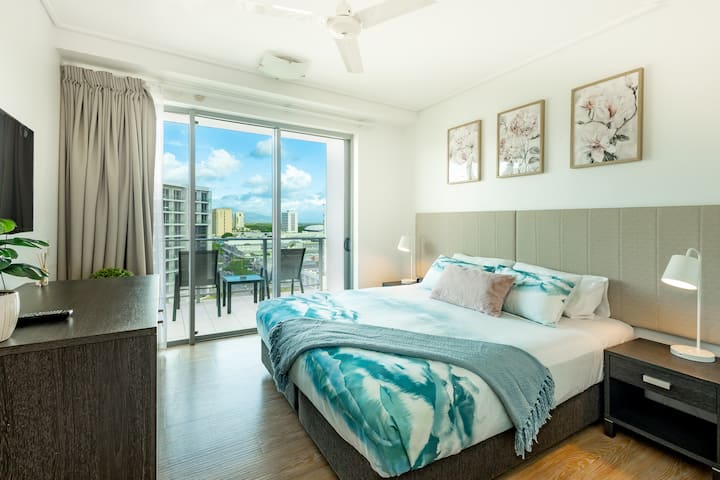 Cairns City Studio Apartment Ocean View 12th Floor - Cairns Airport