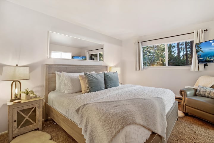 Tail-wagging Welcome | Pellet Stove | Near Slopes - Incline Village