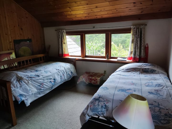 2 Twin Beds In Sointula Character Home West Side - Port McNeill