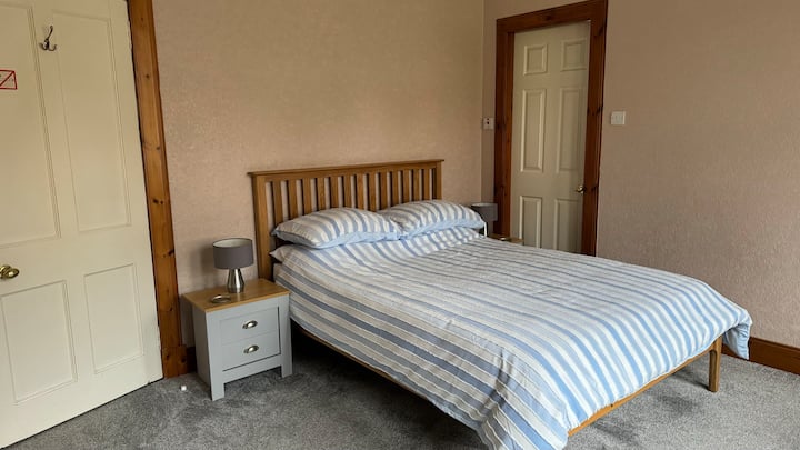 Large Double En-suite Bedroom - Queensferry