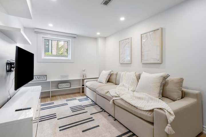Debonair Home Near Downtown Oakville - Oakville