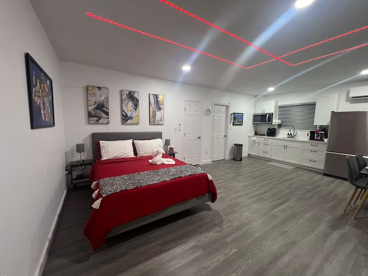 Deluxe & Cozy Studio · Near Universal & I-drive - Orlando, FL
