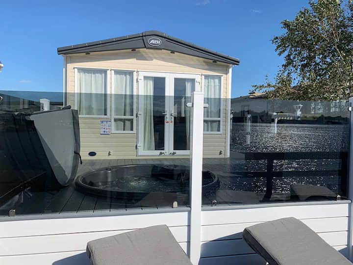 Caravan With Hot Tub - Woodhall Spa