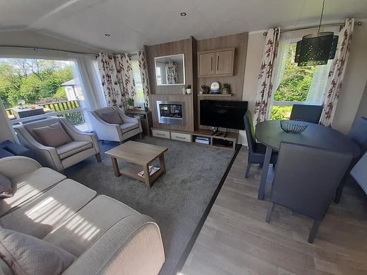 Woodland Vale Lakeside Caravan. - Narberth