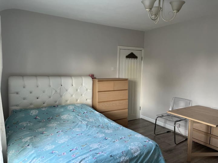 Private Large Room In Harrow Near Train Station - Harrow