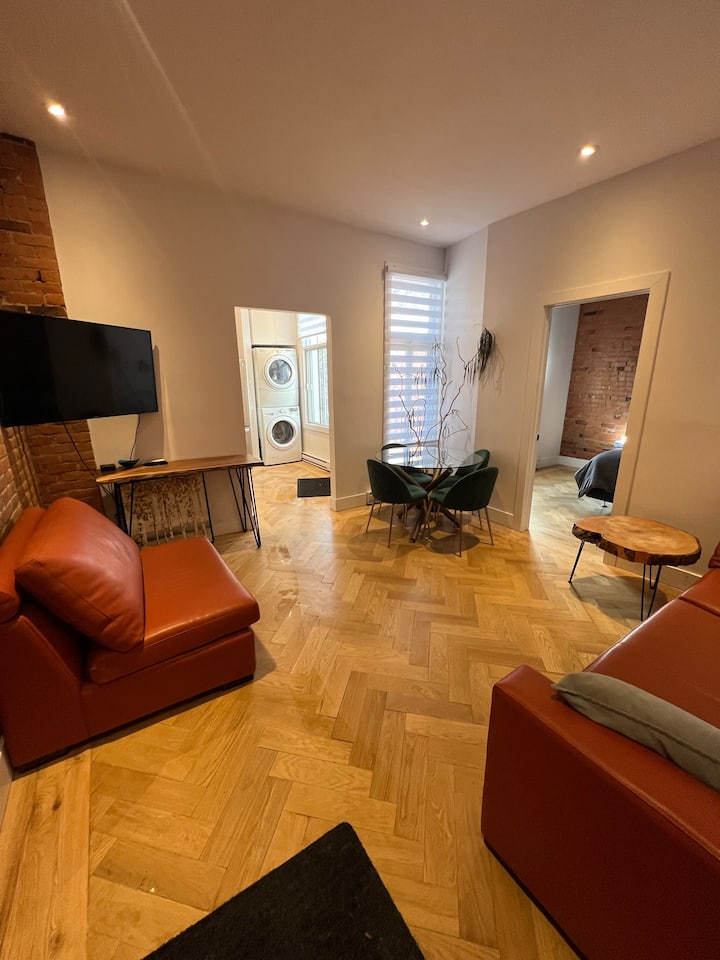 Cozy 2-bedroom In Heart Of Mtl - Montreal
