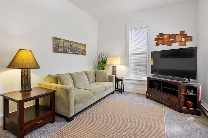 The White Lotus: 2 Mi To U Of O/downtown - Eugene, OR