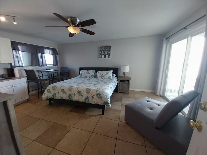 Ocean View King Bed With Kitchenette And Balcony - Hampton, NH