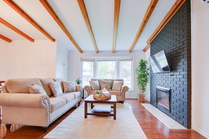 Cozy Renovated Home With Pool - Montreal