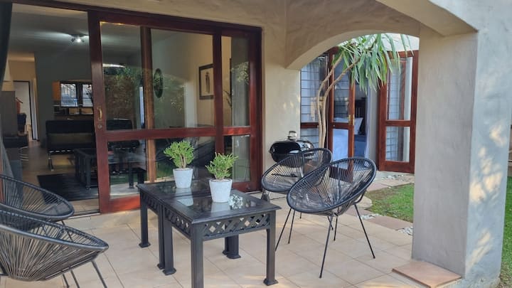 Stylish 2-bedroom Apartment - Sandton