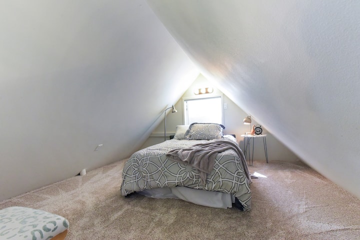Sunny Cottage With Loft - Shoreline, WA