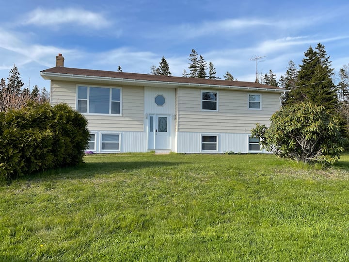 Holiday Home Ocean View - Ingonish Beach, NS