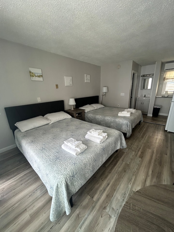 2 Queen Beds With Kitchenette - Hampton Beach, NH