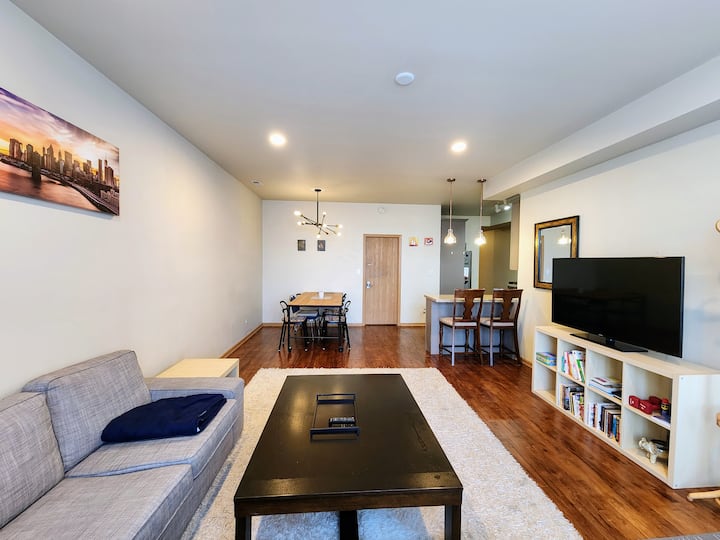 Master Bedroom, Private Bath Near Stores & Bus [M2 - Chicago, IL