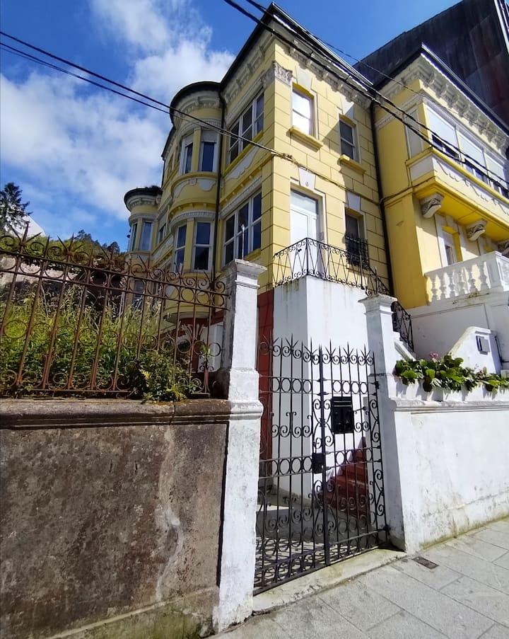 Yellow House - Viveiro