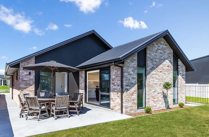 Warm & Sunny. Great Location - Taupo