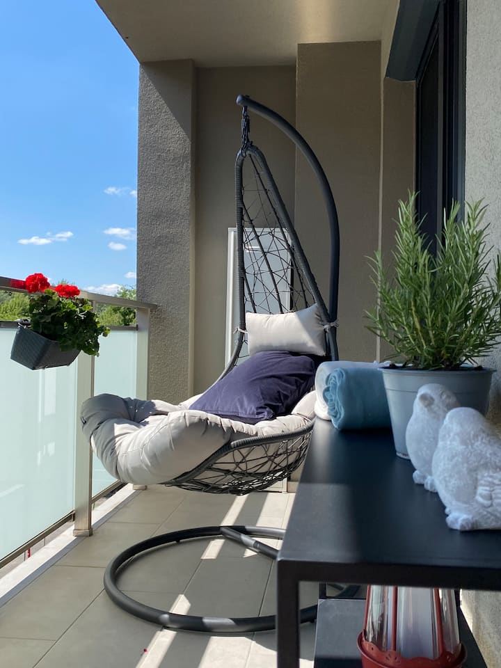 Zene Lux Apartment Vinyl  Record Player&projector - Budapest