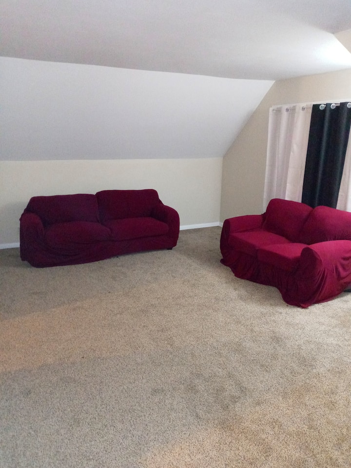 Peaceful 2 Bedroom Upper Home! - Germantown, WI